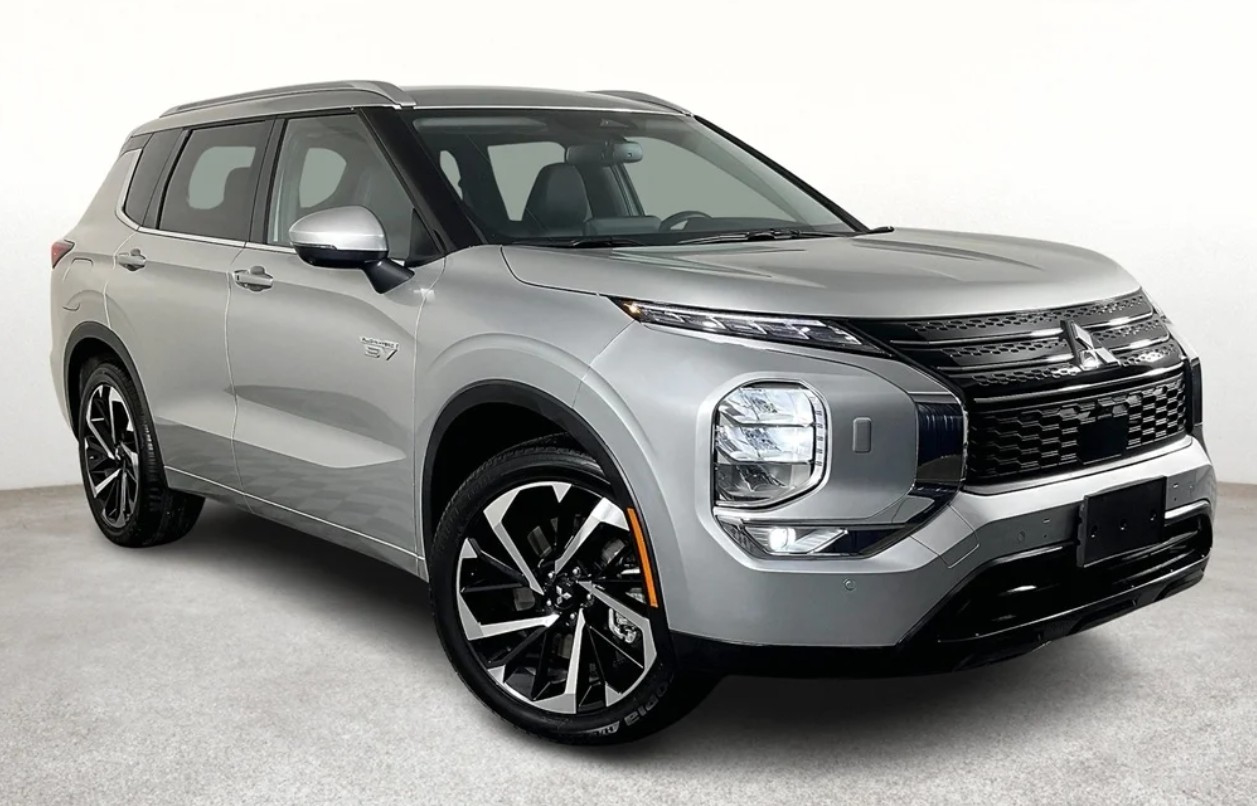 Mitsubishi Outlander PHEV SEL 2024 Q20250408-6723 – Islandus Bílar