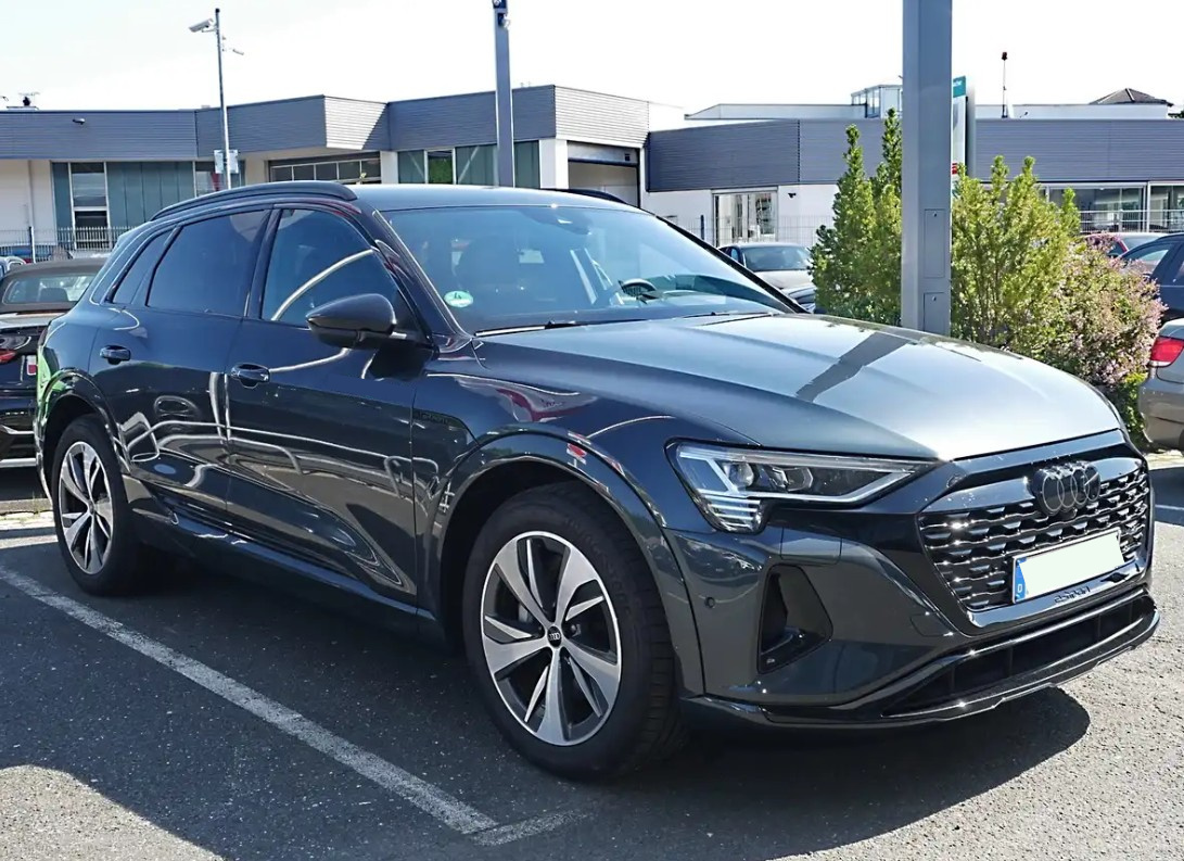Audi Q8 e-tron 50 qu S Line 2023 Q20250916-7084 – Islandus Bílar